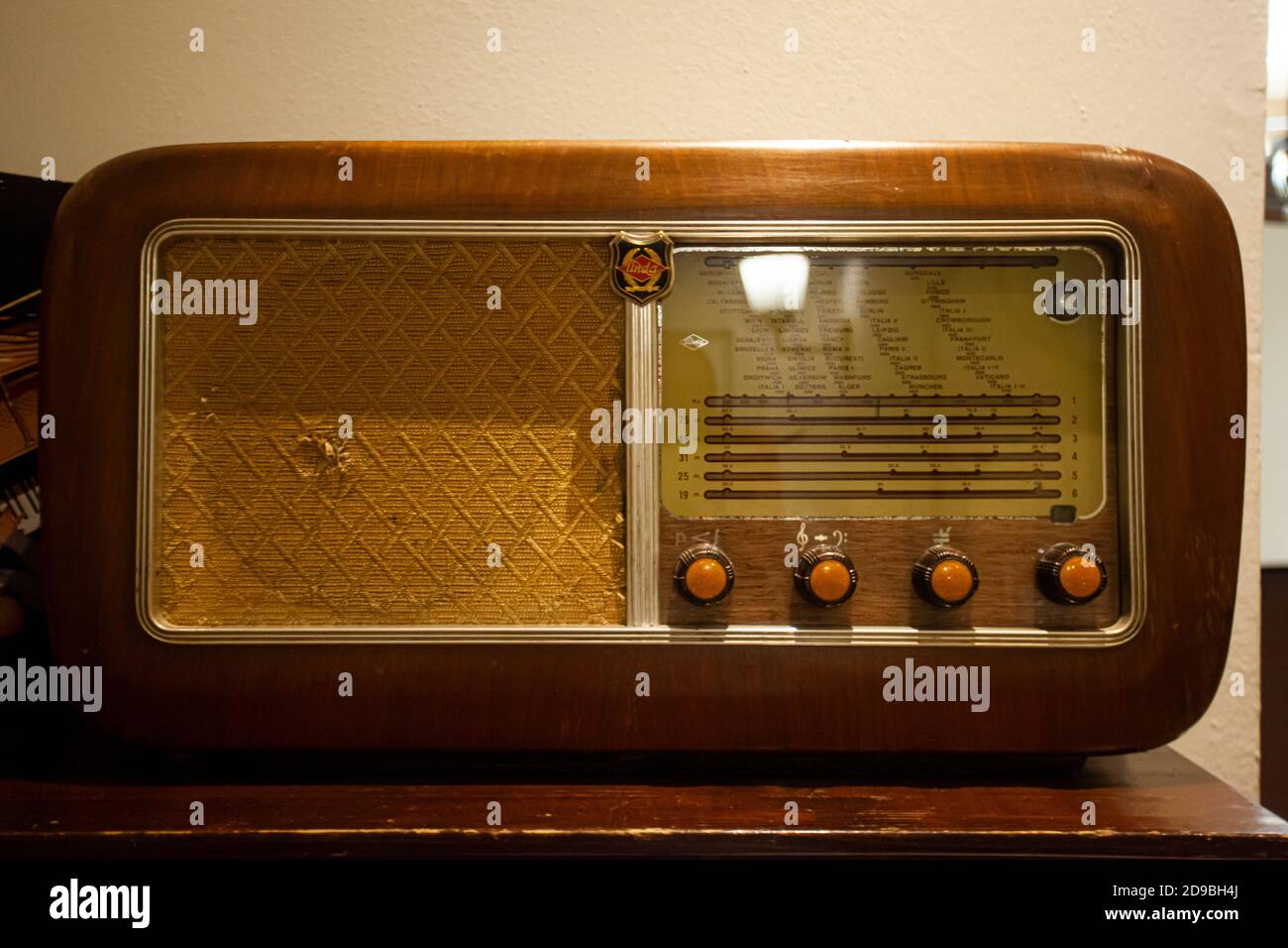 Vintage radio receiver detail hi-res stock photography and images - Alamy