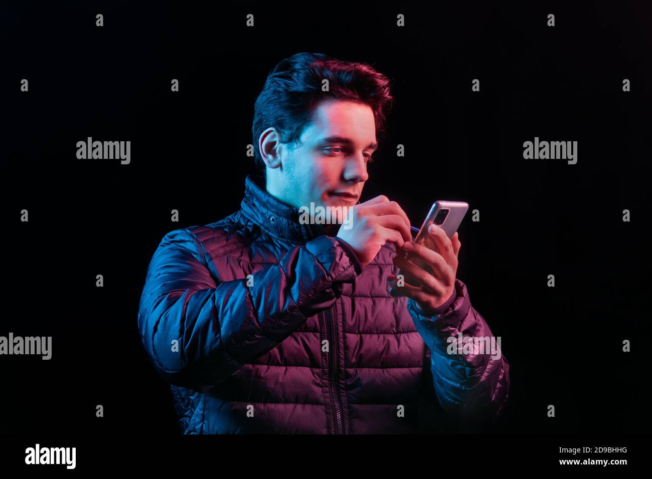 Men looking in his phone Stock Photo - Alamy