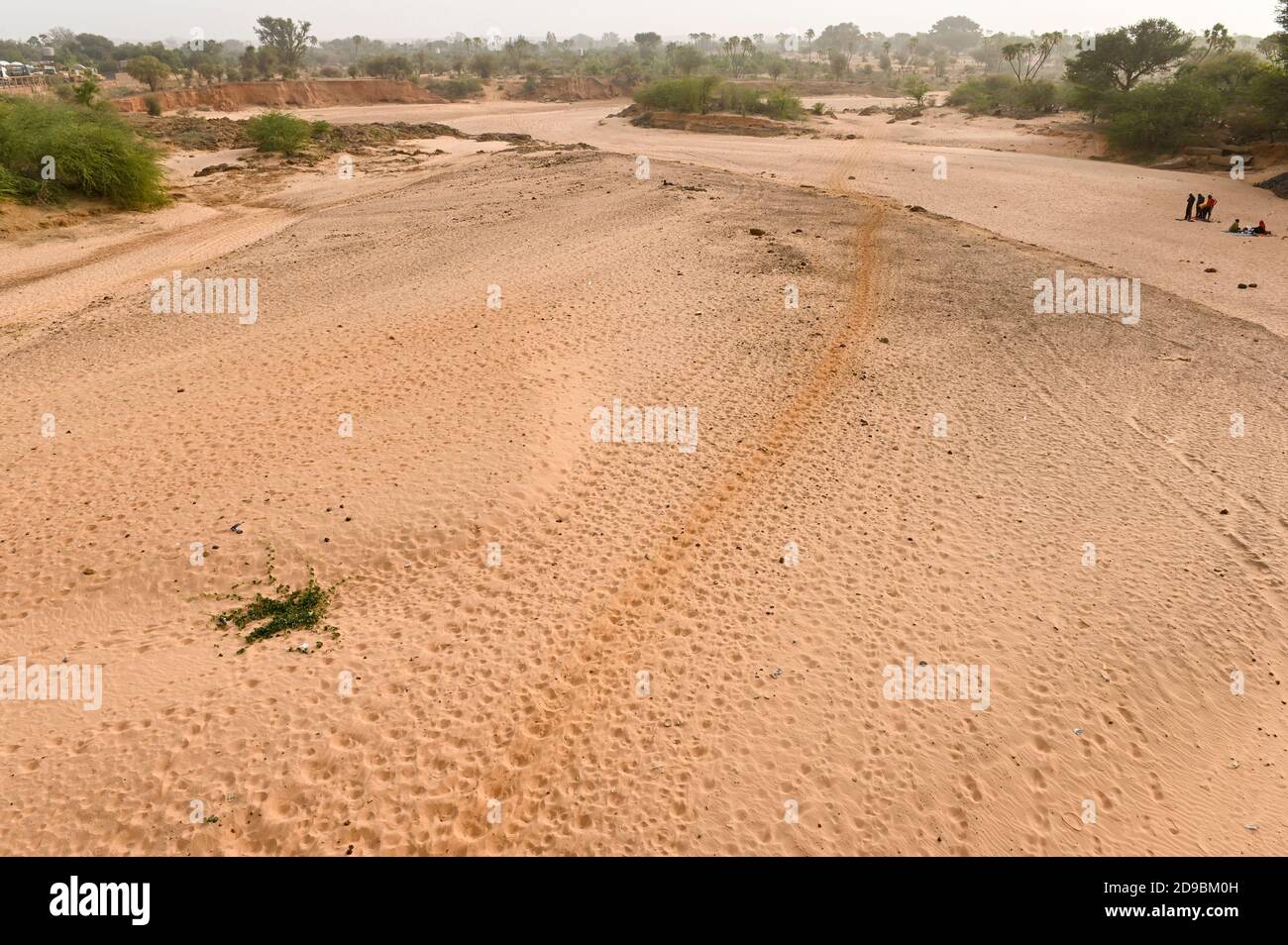 NIGER, Niamey, dry river bed, praying muslims / trockener Zufluß zum ...