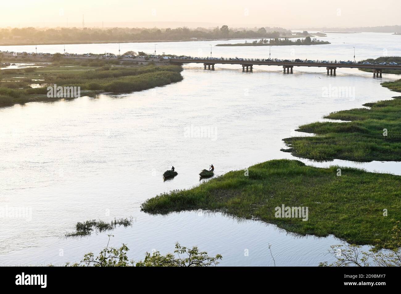 NIGER, Niamey, river Niger and bridge /Fluß Niger , Holzboot Pinasse ...