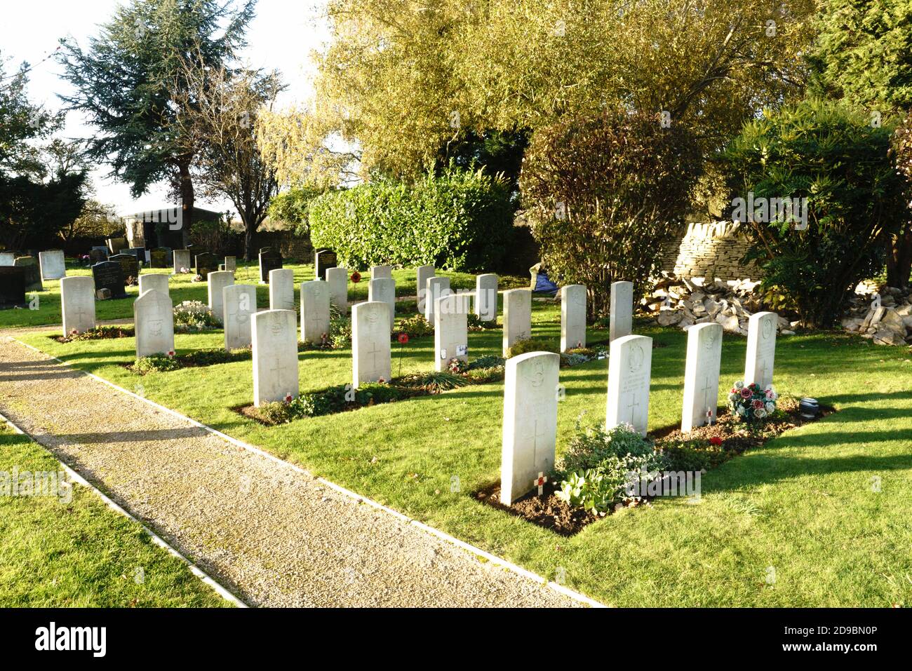 Kidlington, Oxfordshire, UK November 4th 2020. The sun sets on graves ...