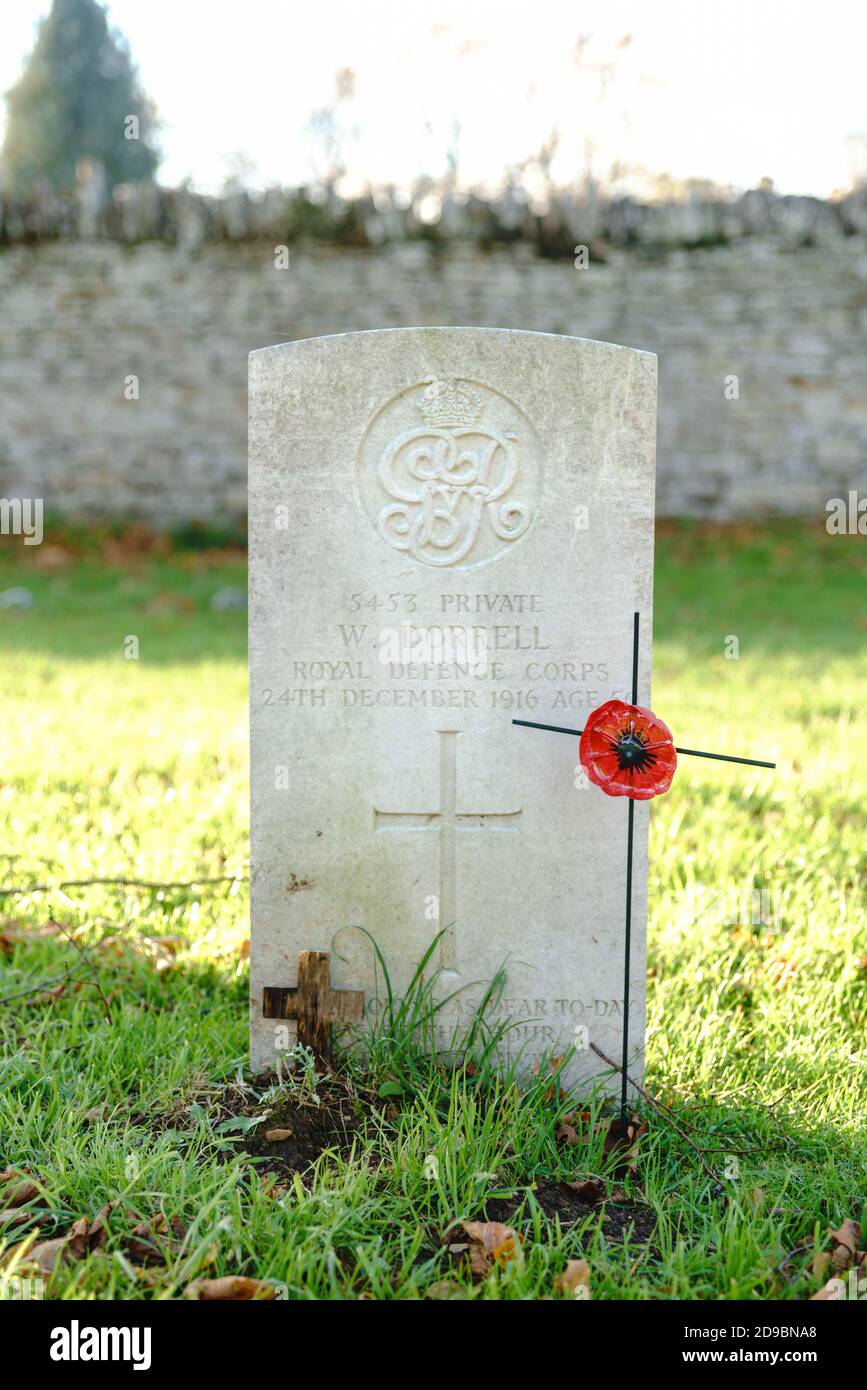 Kidlington, Oxfordshire, UK November 4th 2020. The sun sets on graves ...