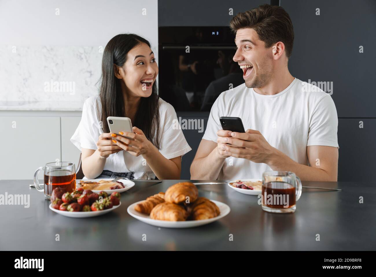 Family using phones table hi-res stock photography and images - Alamy