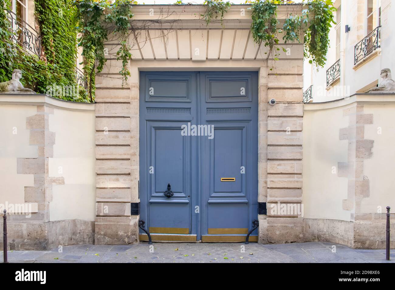 Paris main front door detail hi-res stock photography and images - Alamy