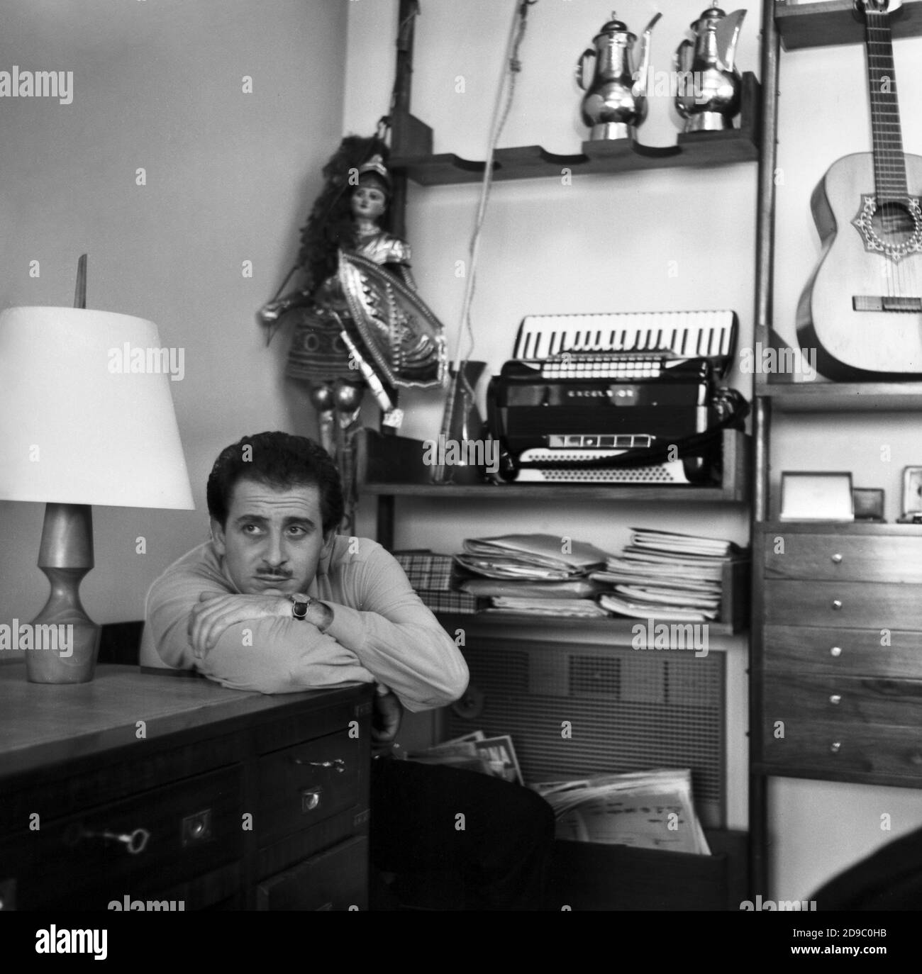 Chitarrista cantautore hi-res stock photography and images - Alamy