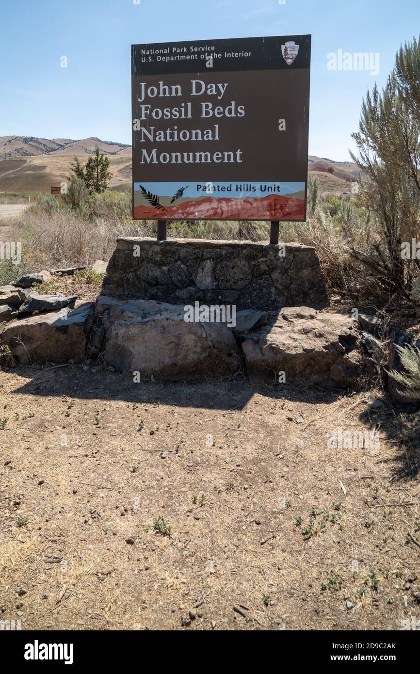 National volcanic monument welcome sign hi-res stock photography and ...