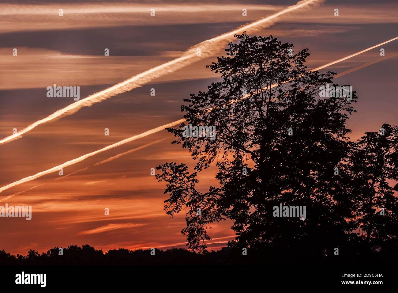 Horizontal sunset streak hi-res stock photography and images - Alamy