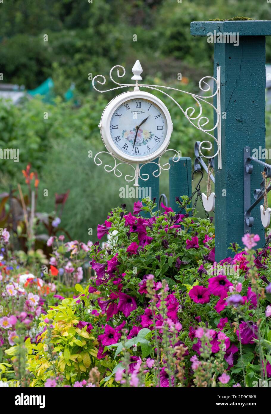 Garden clock hi-res stock photography and images - Alamy