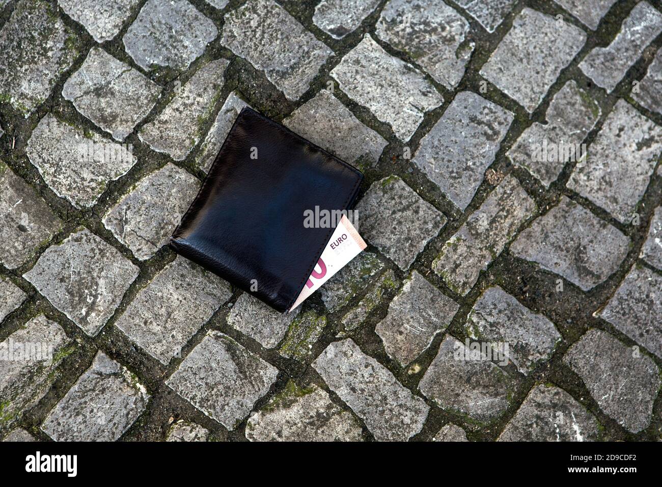 Money lying street hi-res stock photography and images - Alamy