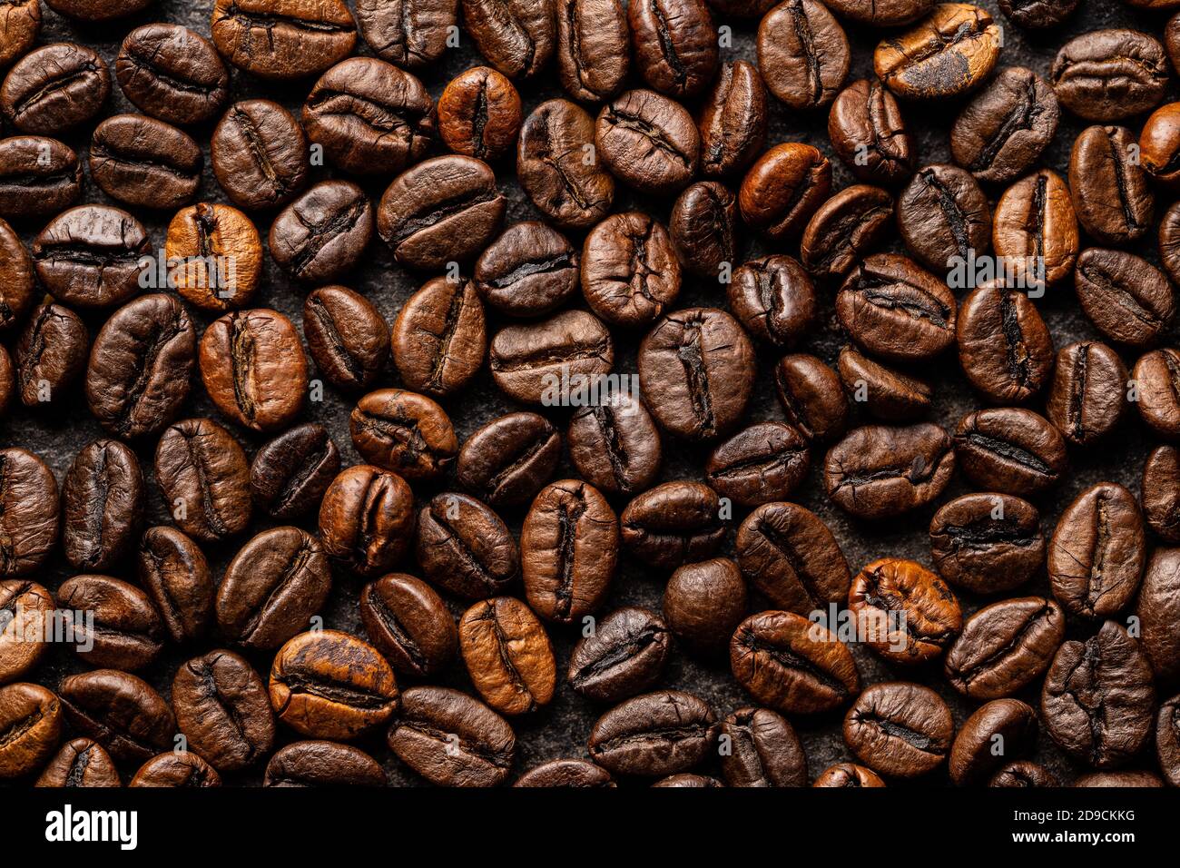 Texture of roasted coffee beans. Top view Stock Photo - Alamy