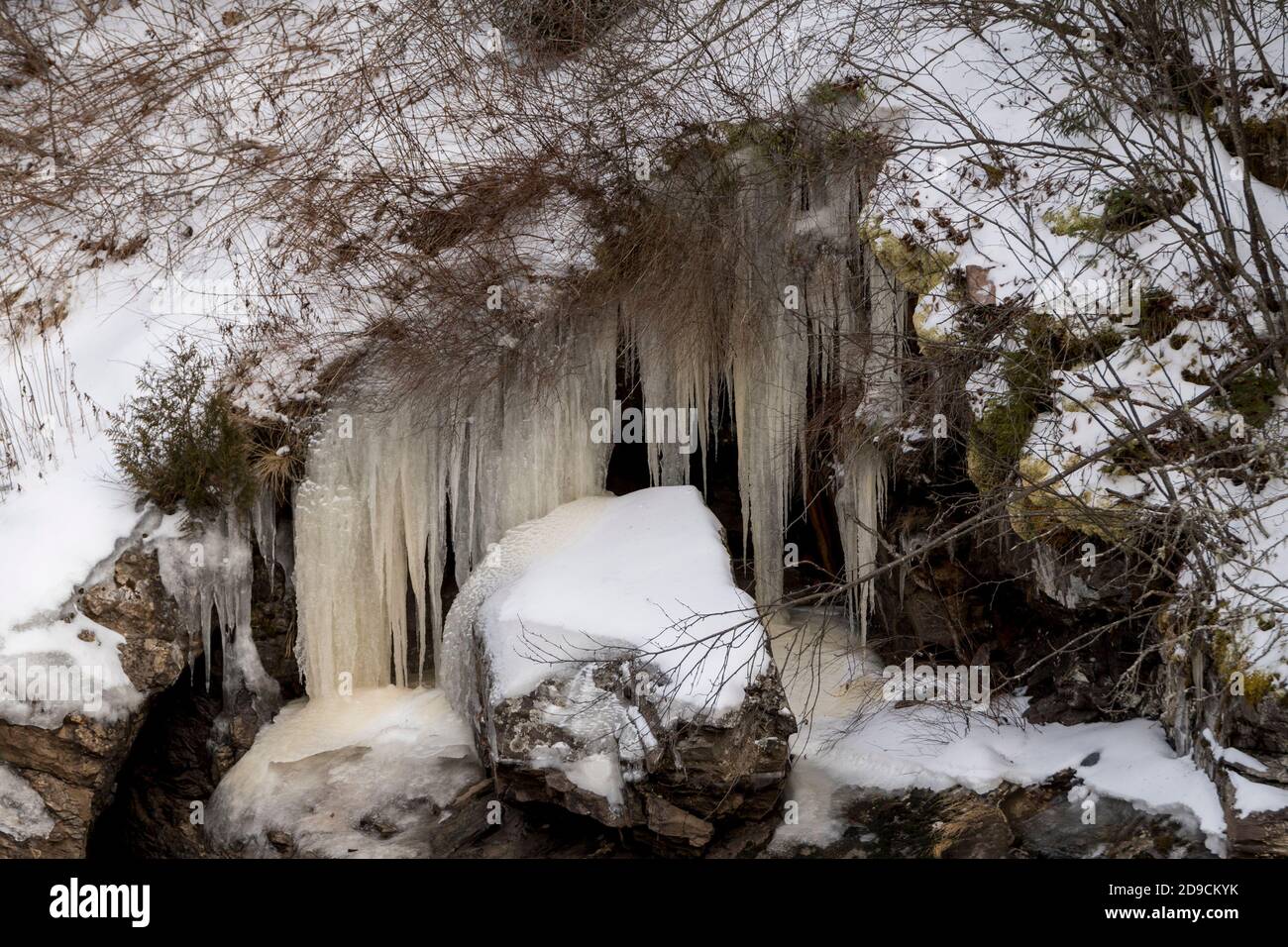 Cave entrance blocked hi-res stock photography and images - Alamy