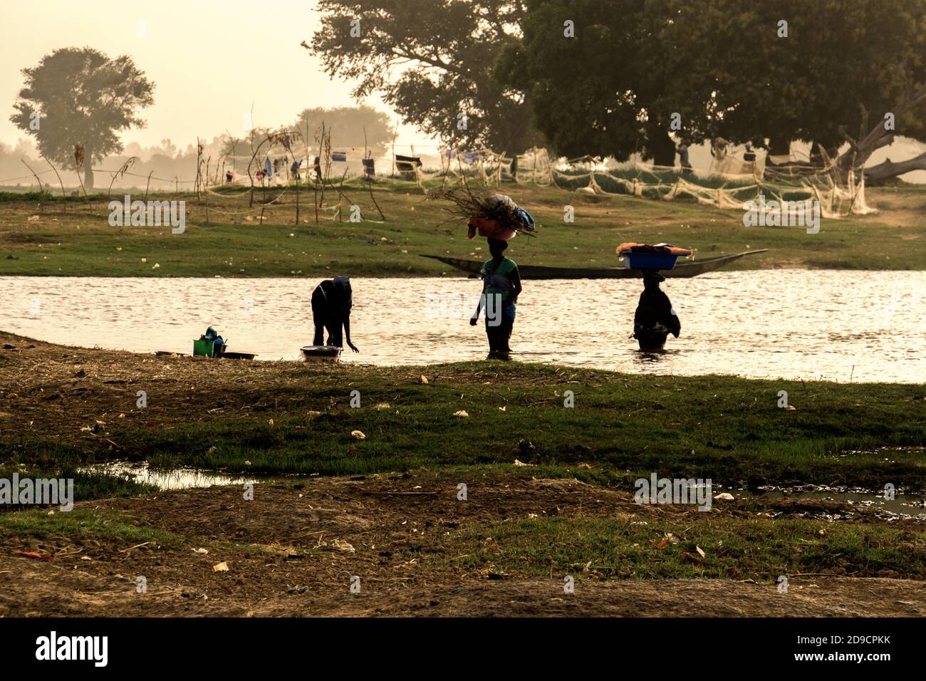 Africa african niger river canoe hi-res stock photography and images ...