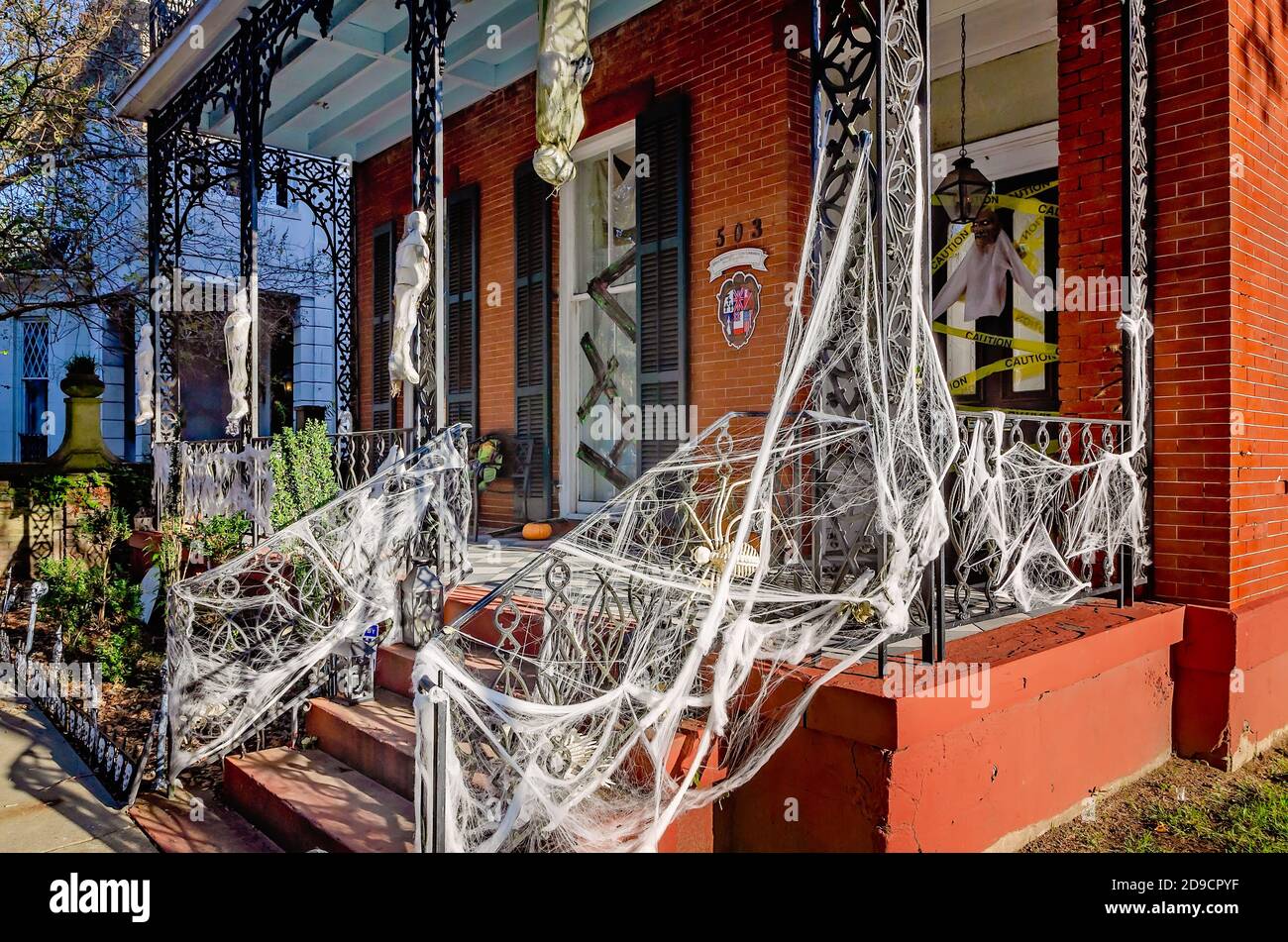 Halloween decorations house hi-res stock photography and images - Alamy