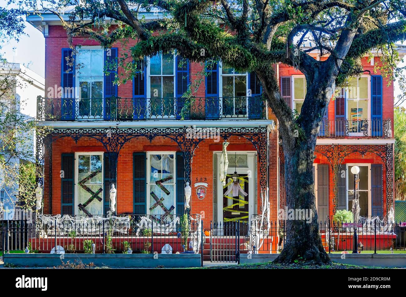 Halloween decorations house hi-res stock photography and images - Alamy