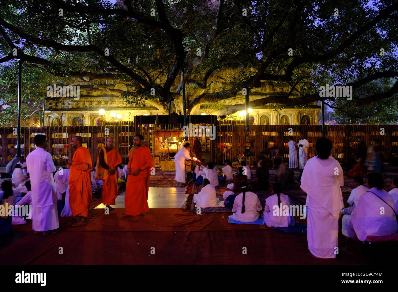 India Bodh Gaya - Buddhist religious ceremony in Mahabodhi Temple ...