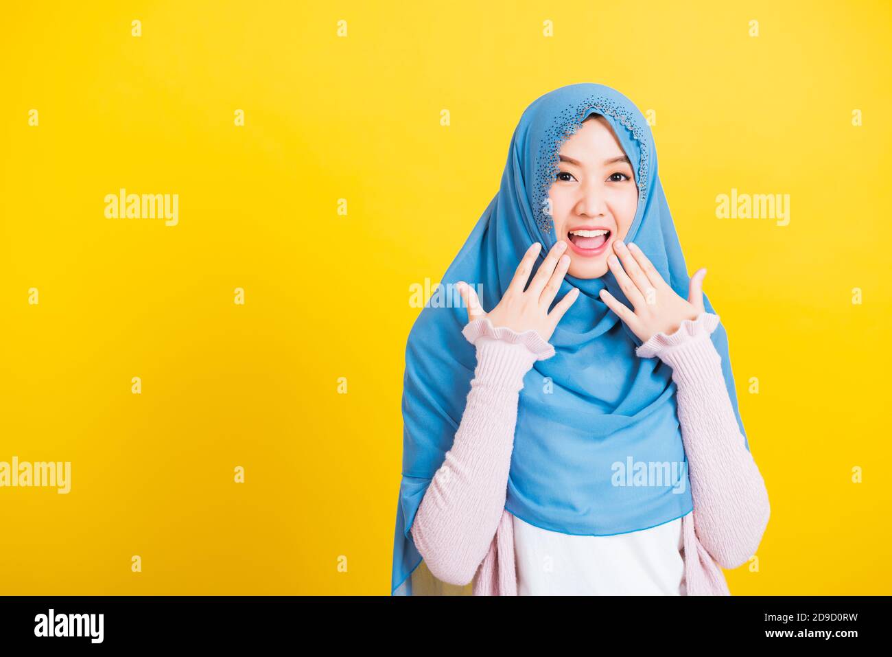 Asian Muslim Arab, Portrait of happy beautiful young woman Islam ...