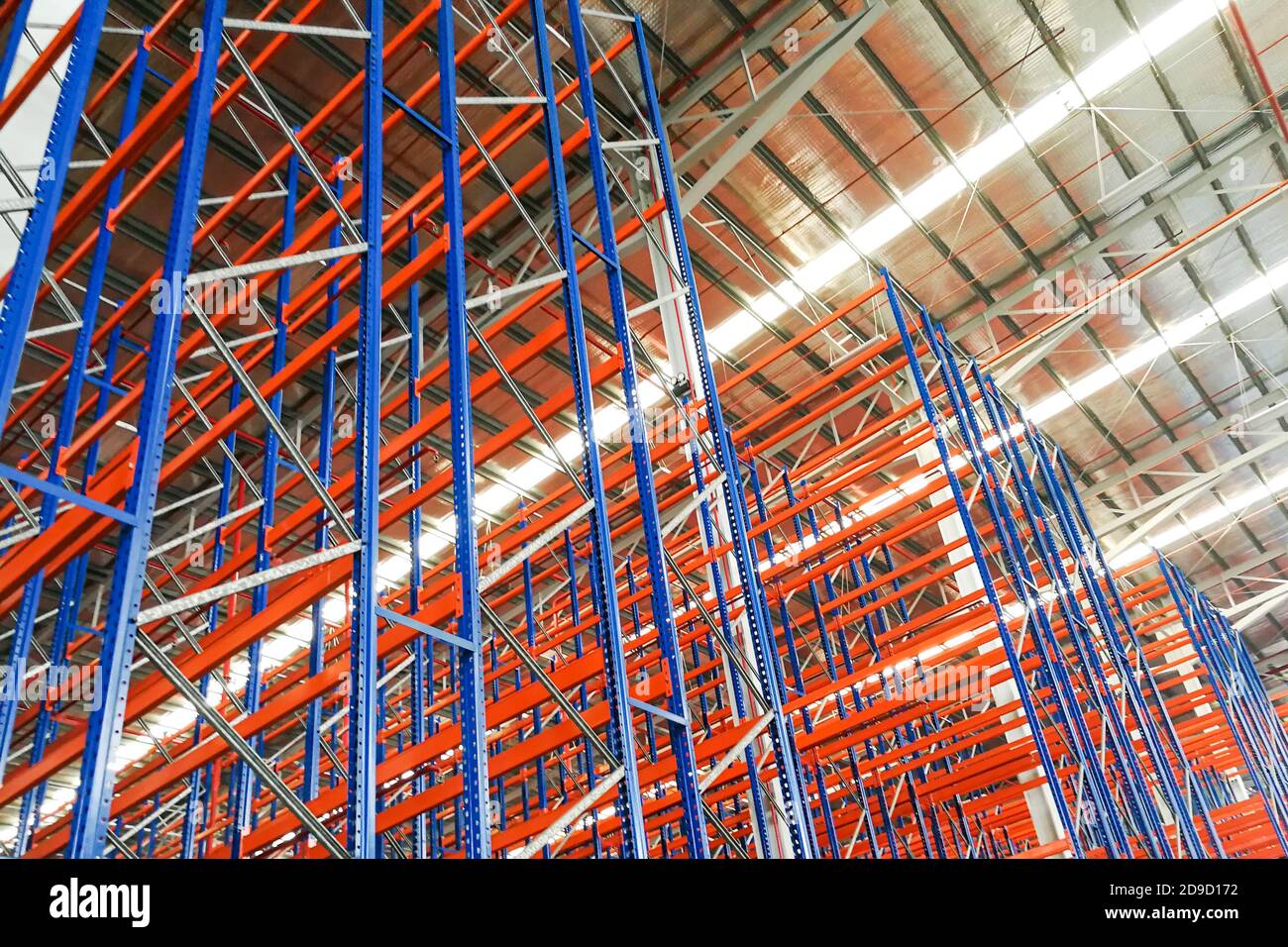 Empty warehouse racks hi-res stock photography and images - Alamy