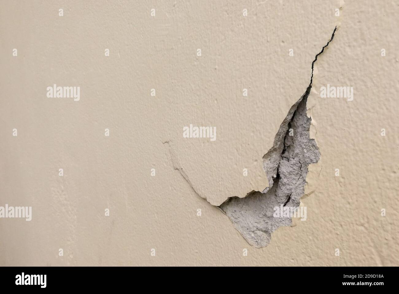 Cracked cement pillar hi-res stock photography and images - Alamy