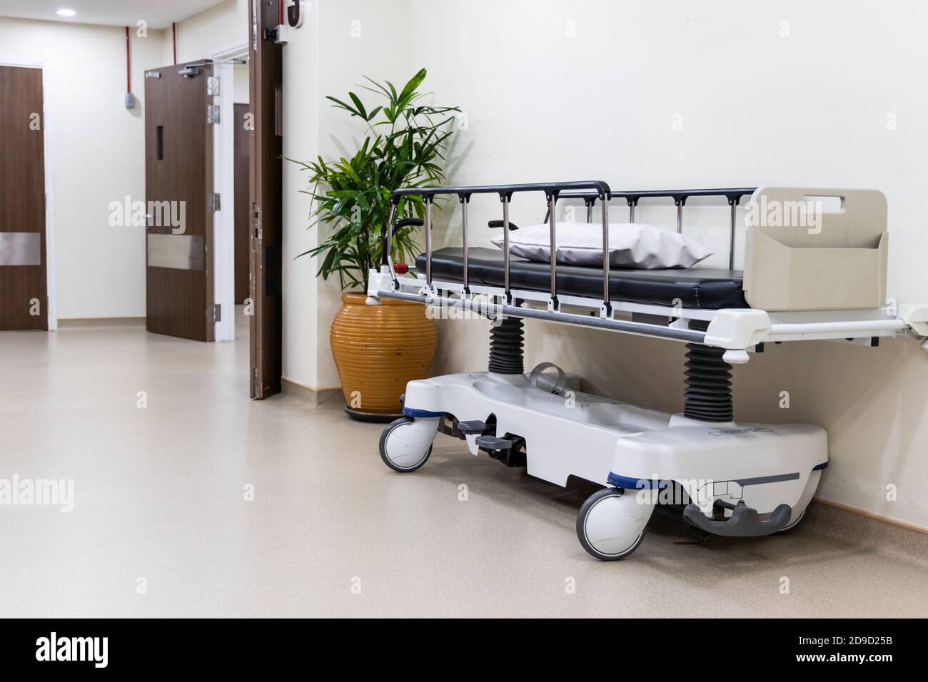 Emergency hospital interior corridor hi-res stock photography and ...