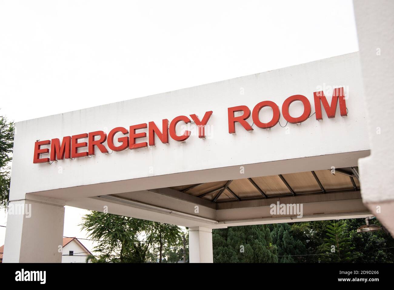 Hospital emergency room exterior hi-res stock photography and images ...