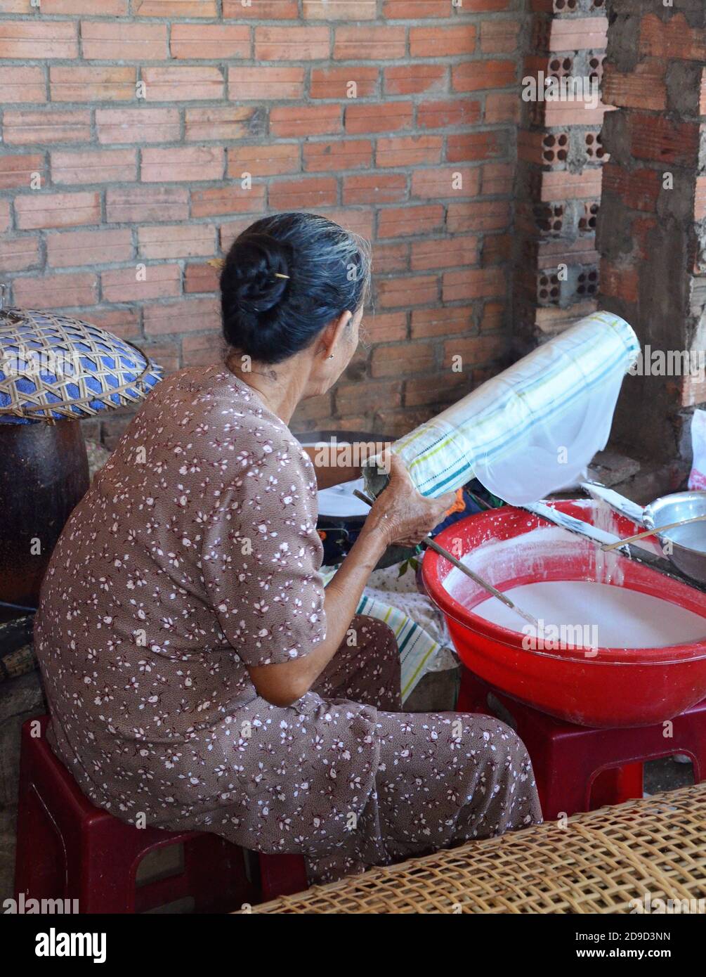 Lady making rice paper in vietnam Stock Photo - Alamy