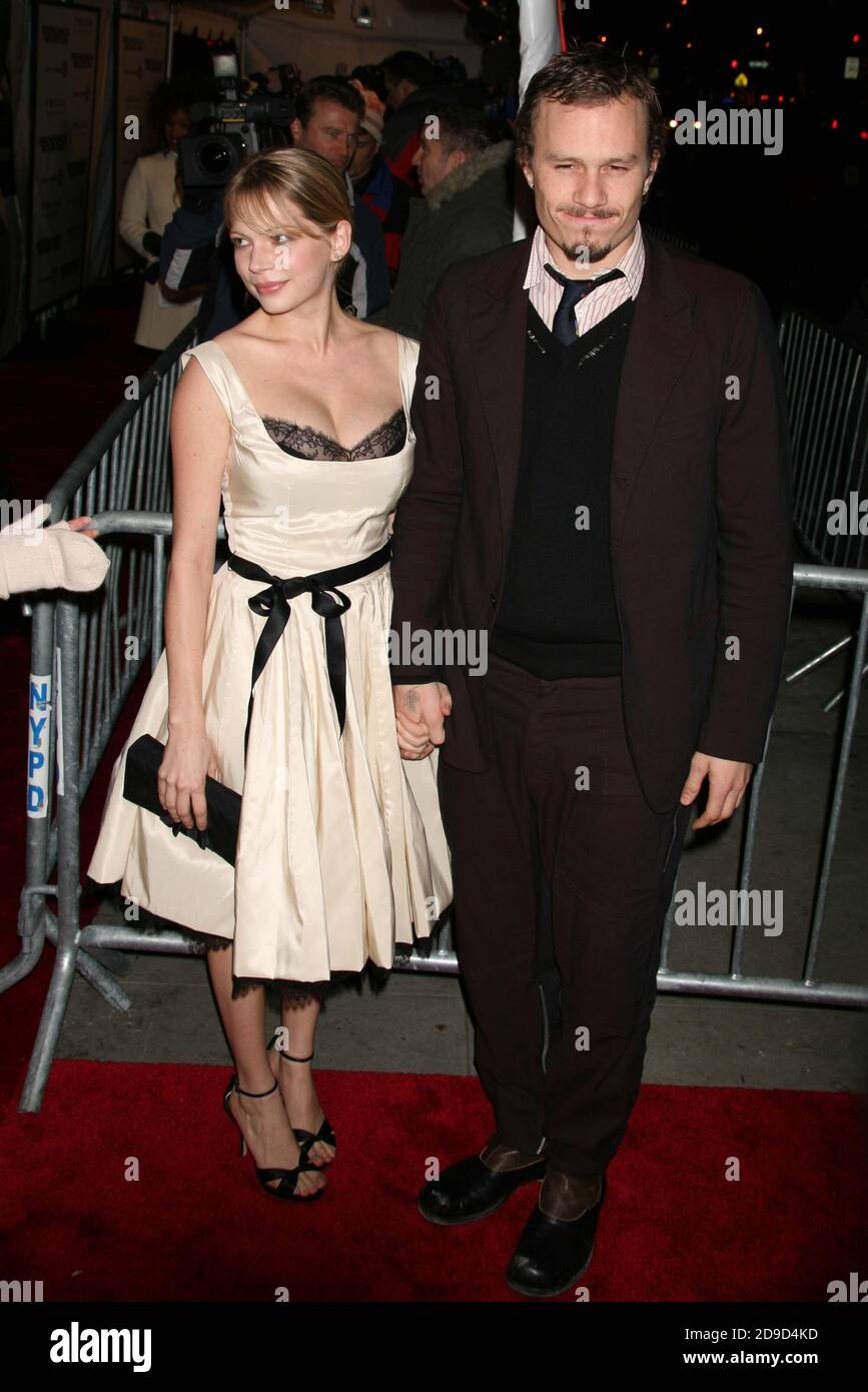 Michelle Williams and Heath Ledger arriving at the premiere of ...