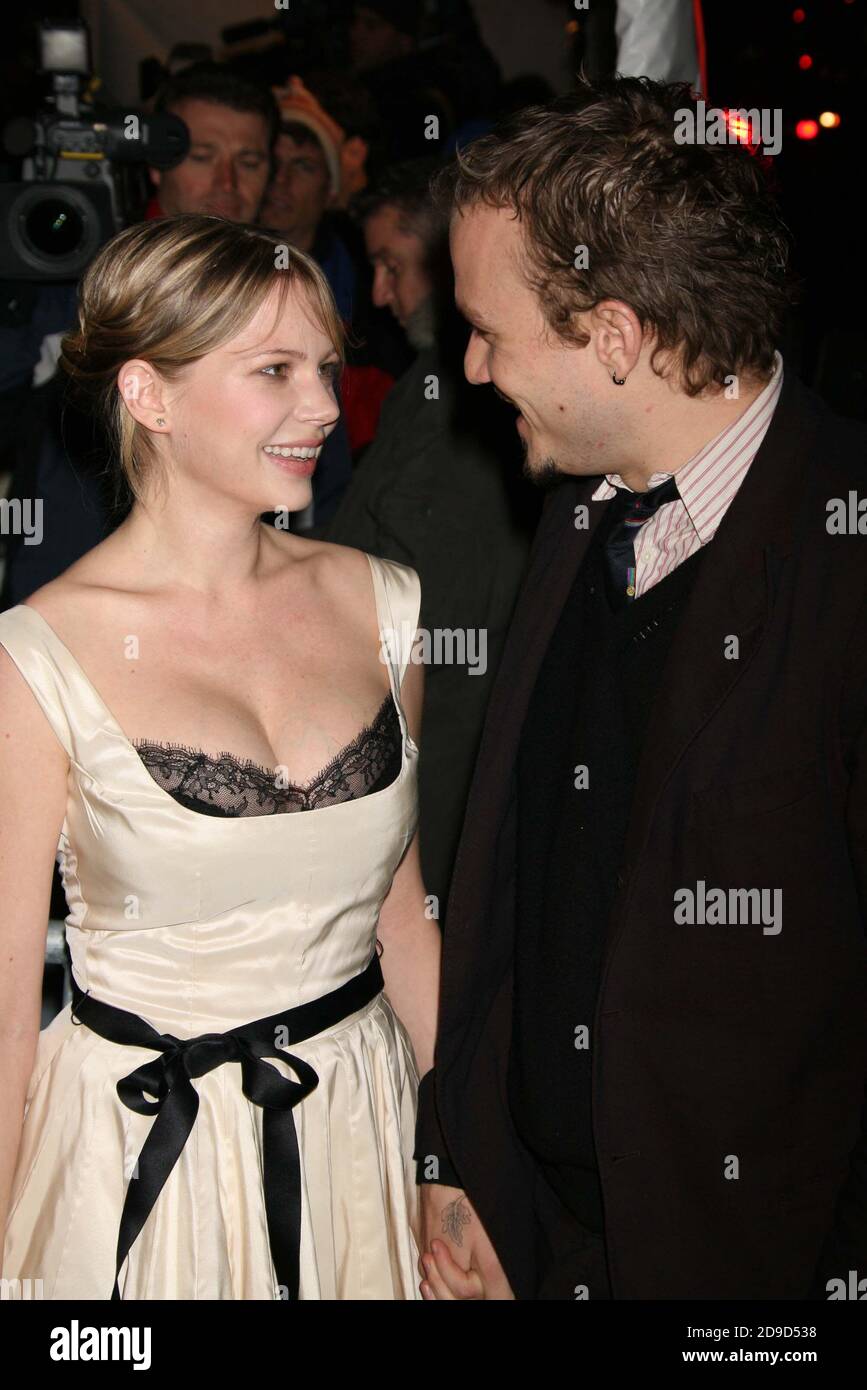 Michelle Williams and Heath Ledger arriving at the premiere of ...