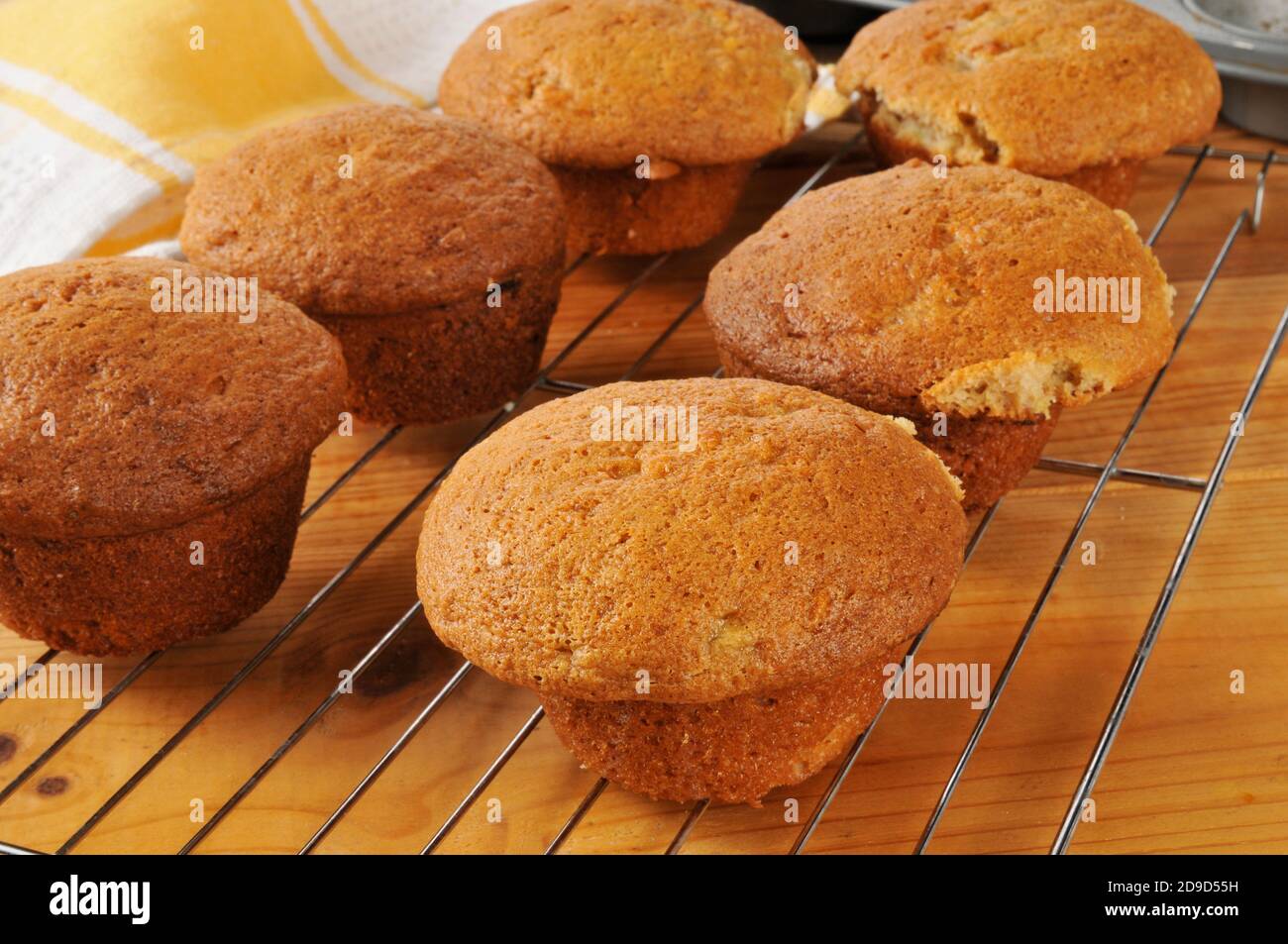 Muffins On Wire Rack High Resolution Stock Photography and Images - Alamy
