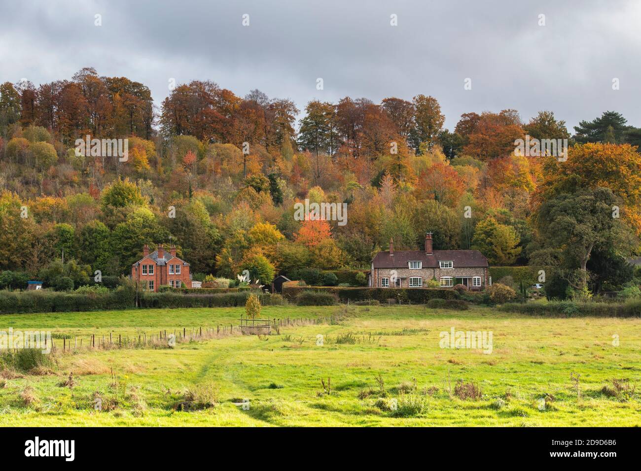 Hambleden village houses along pheasants hill in autumn Hambleden ...