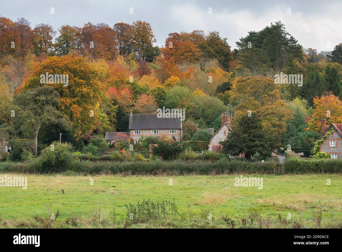 Hambleden village houses along pheasants hill in autumn Hambleden ...