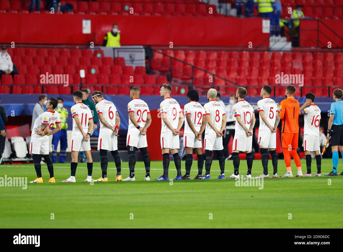 Sevilla, Spain. 4th Nov, 2020. Sevilla team group line-up (Sevilla ...