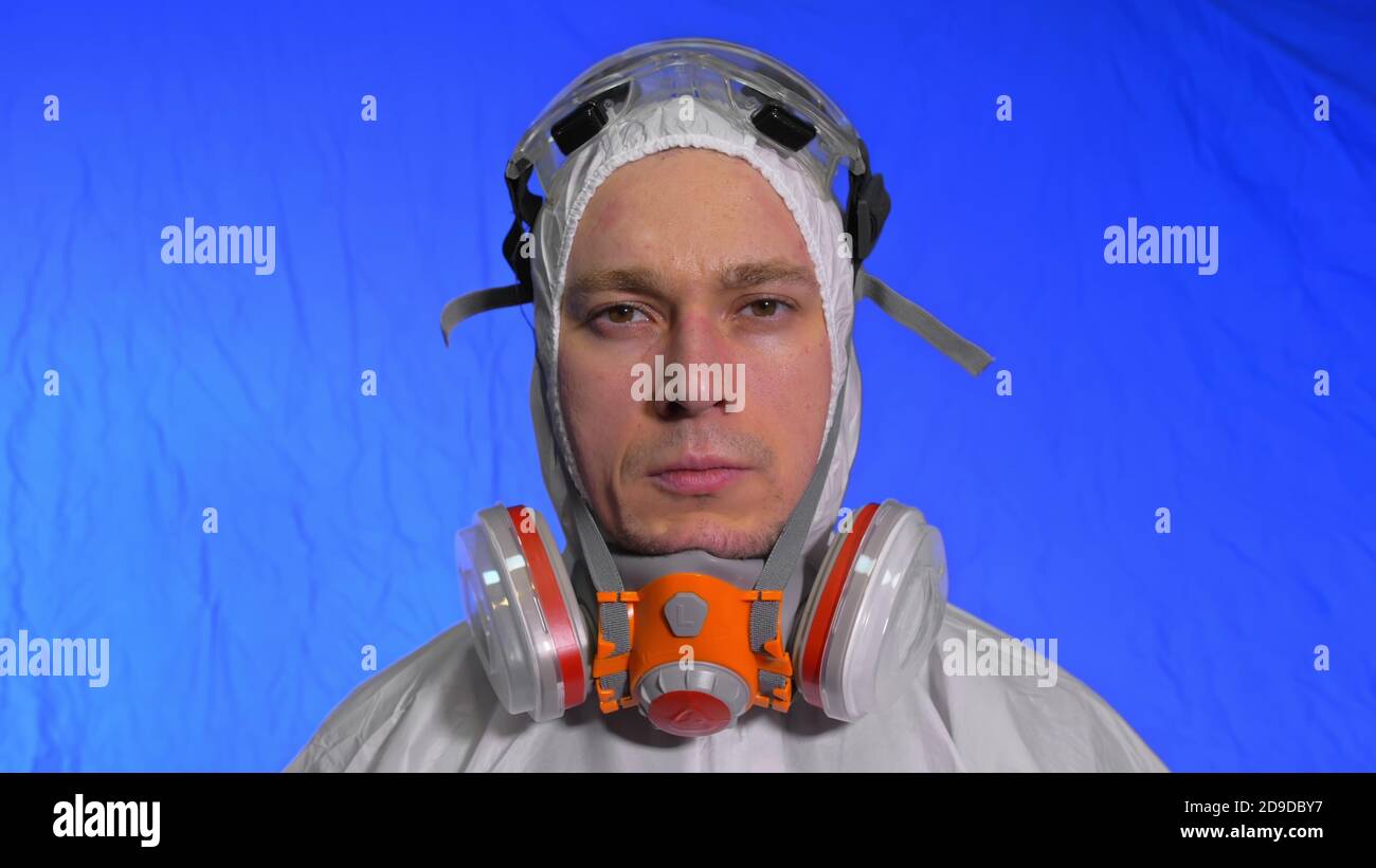 Scientist virologist in respirator. Man close up look, wearing ...