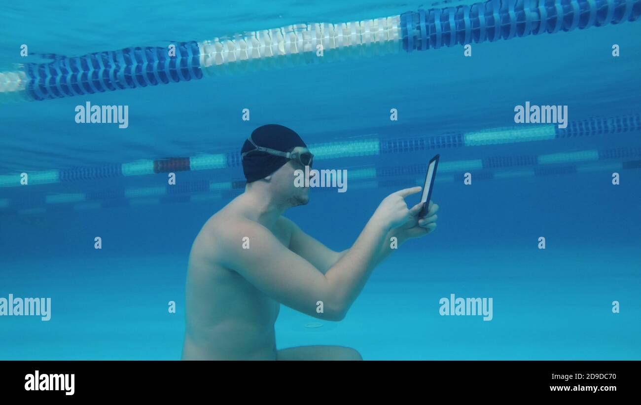 Man underwater reading hi-res stock photography and images - Alamy