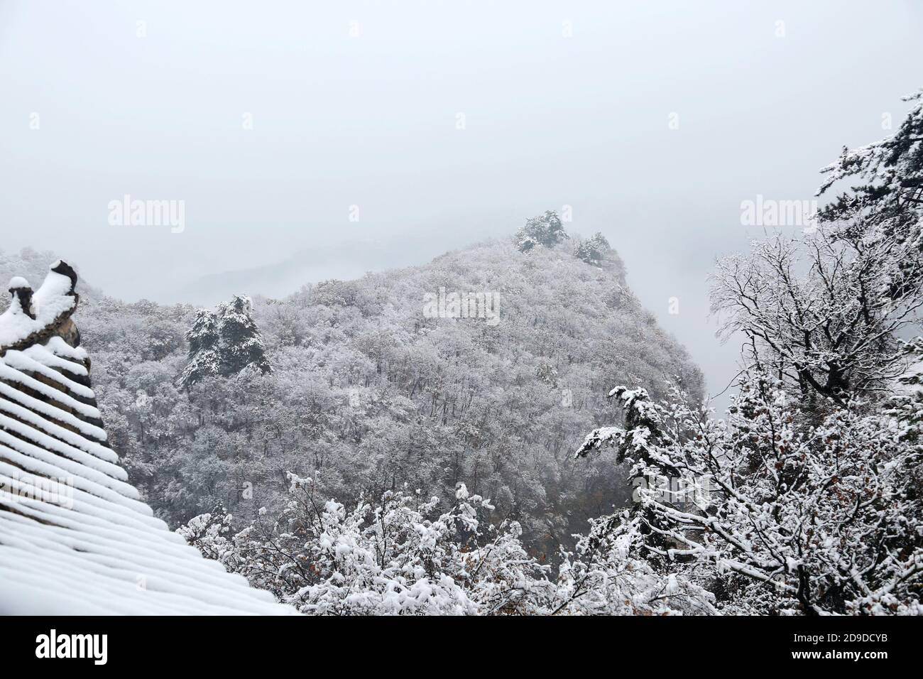 The first snow scenery of Kongtong mountain in Pingliang city ...
