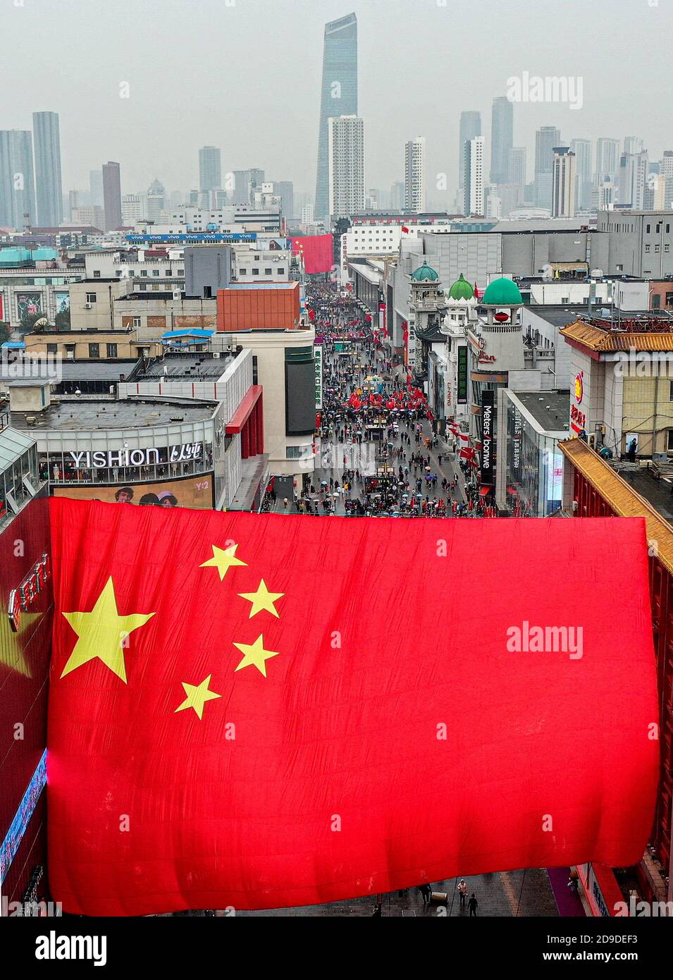 Huge flags hi-res stock photography and images - Alamy