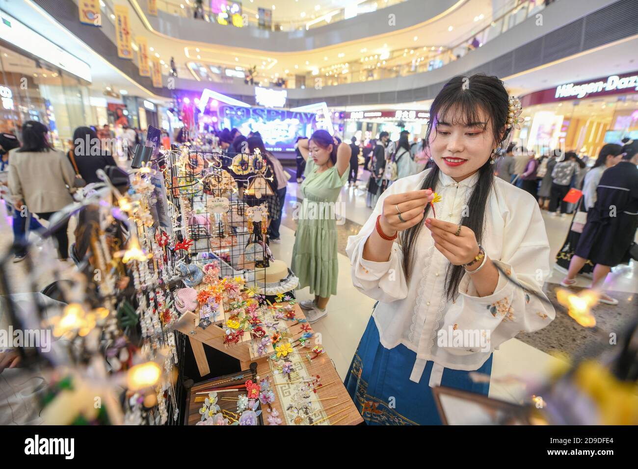 People dressed in Han Chinese clothing visit the Han Chinese clothing market in Jinan city, east ...