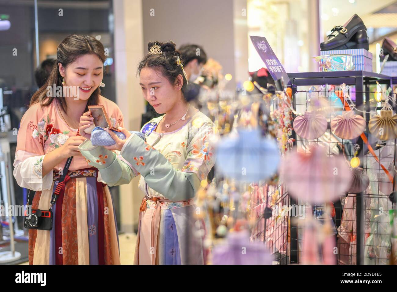Han chinese clothing hi-res stock photography and images - Alamy