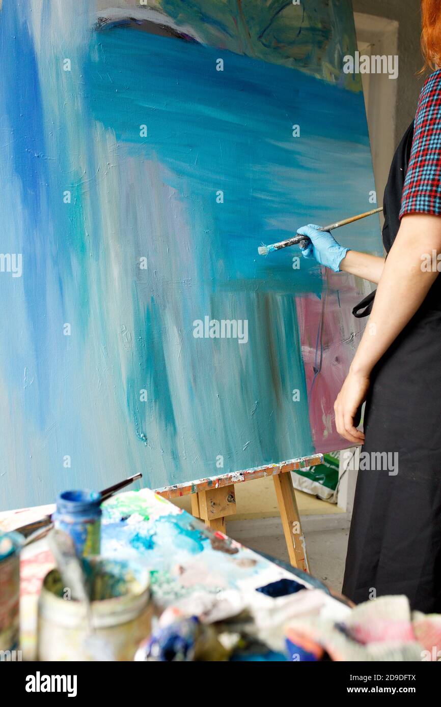 Artist lifestyle portrait lady hi-res stock photography and images - Alamy