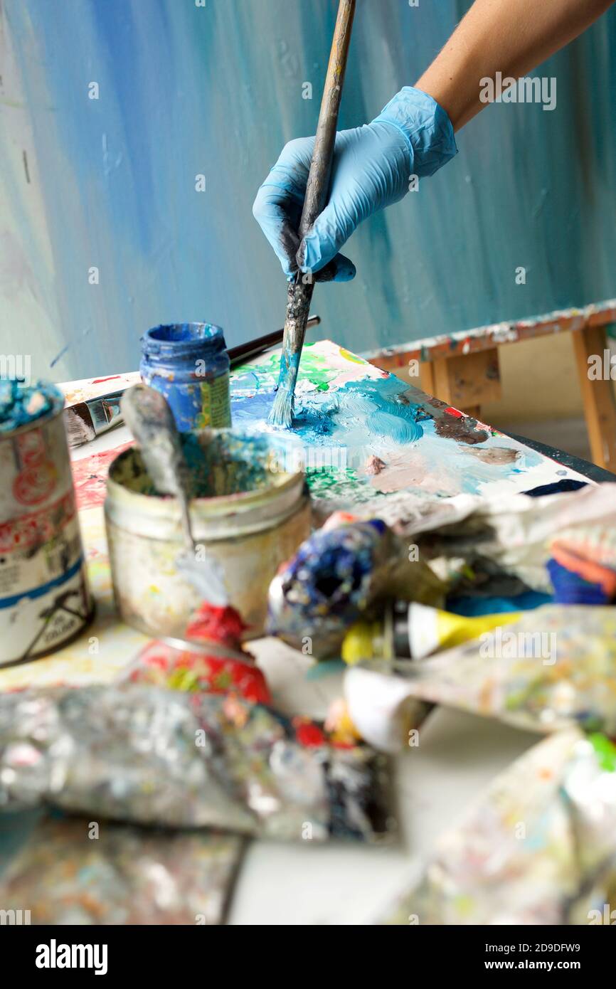 Close up artist hand hi-res stock photography and images - Alamy
