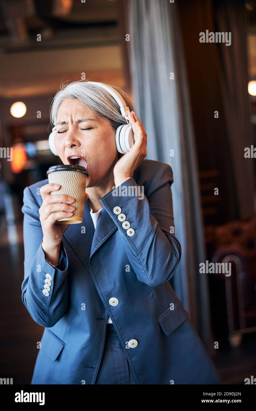 Singing woman 45 hi-res stock photography and images - Alamy