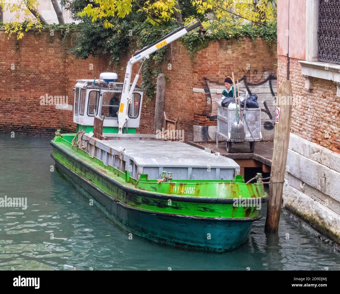 Garbage barge hi-res stock photography and images - Alamy