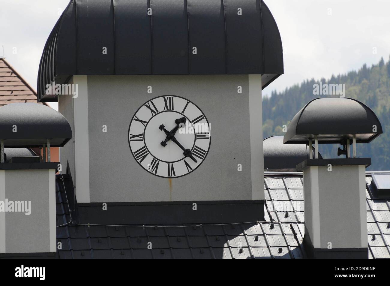 Clock showing minute past hi-res stock photography and images - Alamy