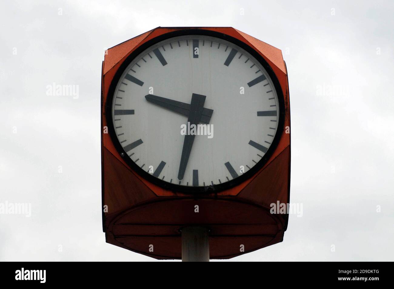 clock with minute and hour hand showing the time of day Stock Photo - Alamy