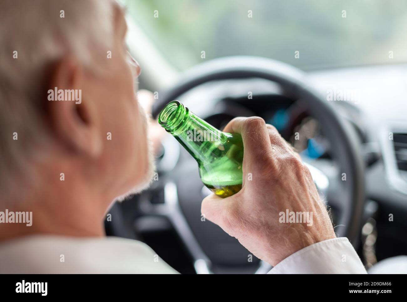 Man drinking alcohol while driving Stock Photo - Alamy