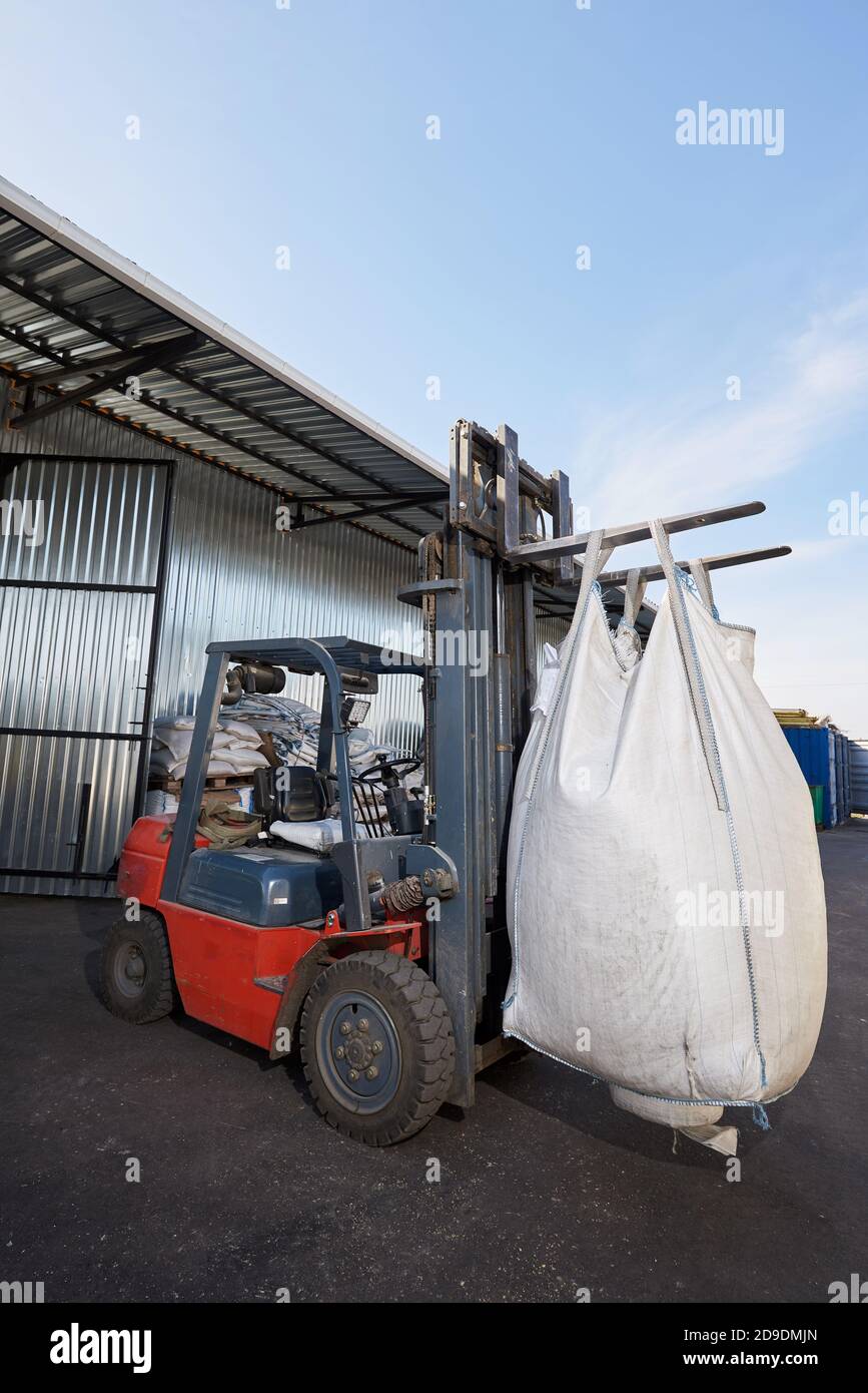 Lifting heavy bag hi-res stock photography and images - Alamy