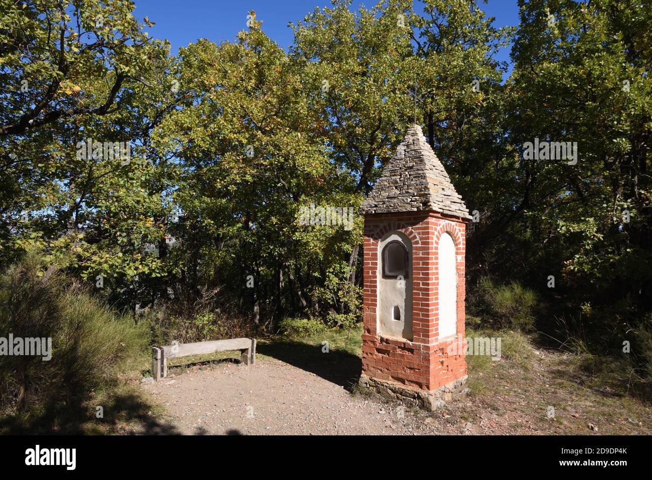 Pyramid roof hi-res stock photography and images - Alamy