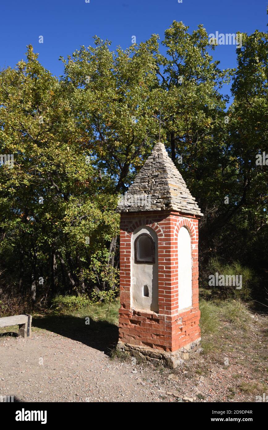 Pyramid roof hi-res stock photography and images - Alamy