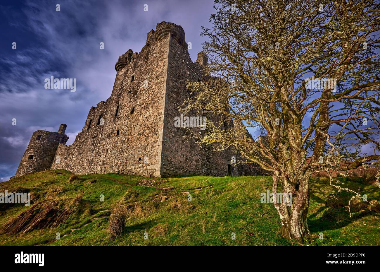 Kilchurn castle ruined structure hi-res stock photography and images ...