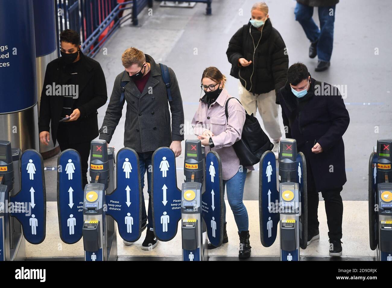 Commuters at Waterloo Station, London, in the morning rush hour at the ...