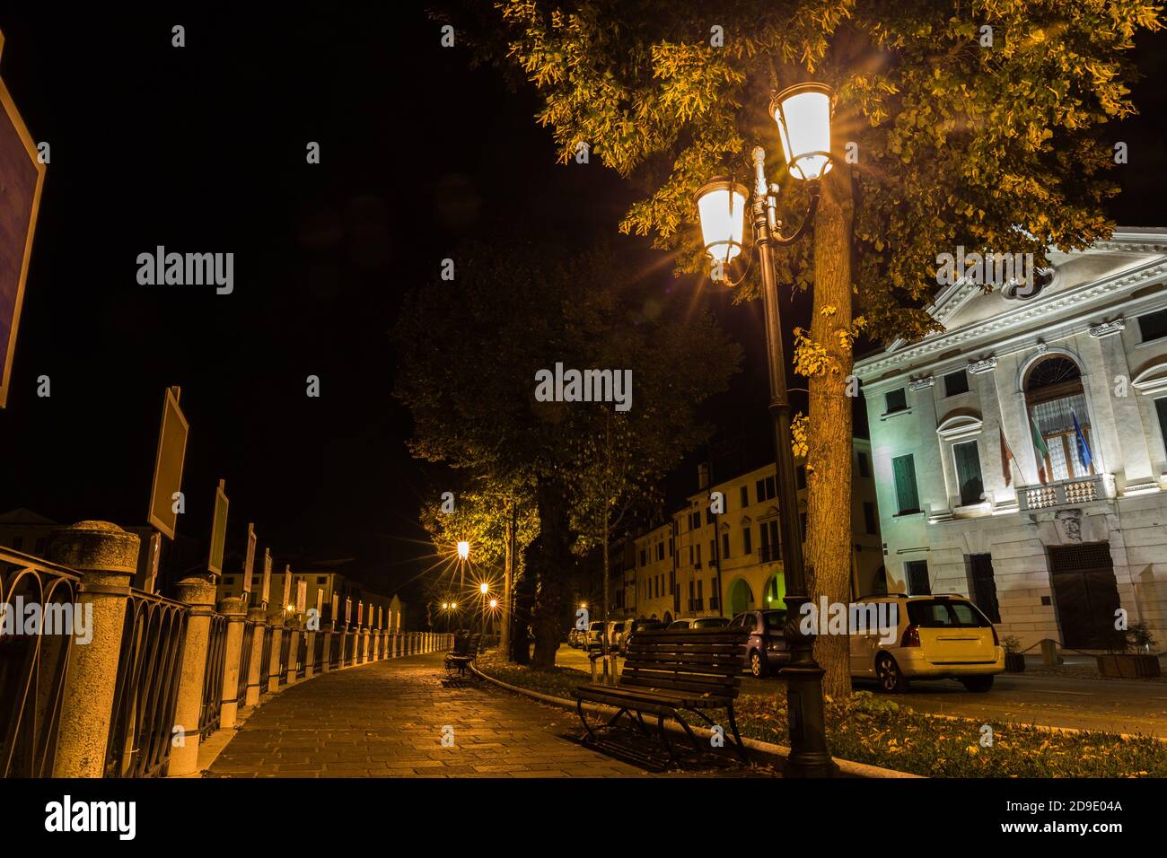 Pathway illumination hi-res stock photography and images - Alamy